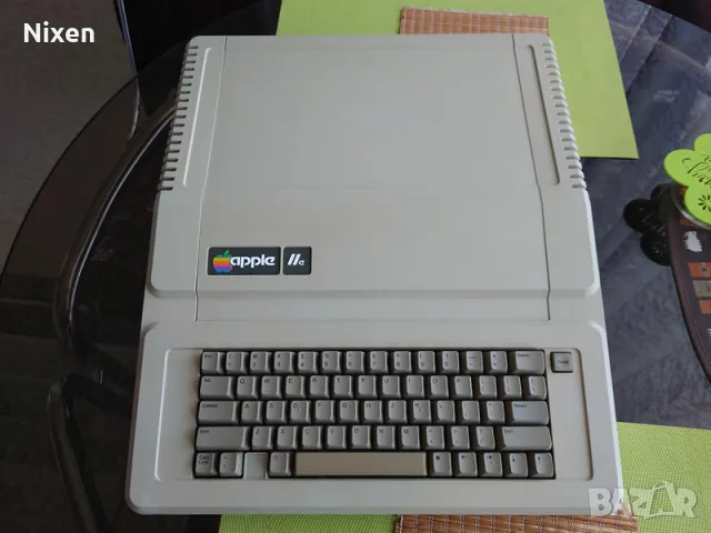 Компютър Apple IIe Enhanced, оригиналната машина от която е взаимстван ...
